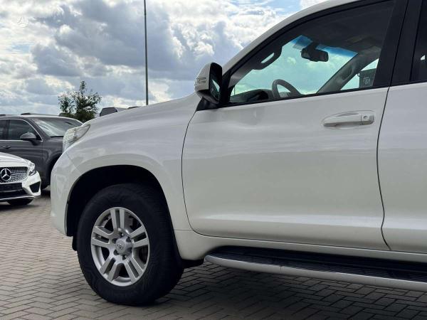 White Toyota Land Cruiser 2010 in Vilnius, with an engine capacity of 2.98 L and mileage of 259 thousand km for 21000 €, photo 11 on AUTOMOTO.COM.LV