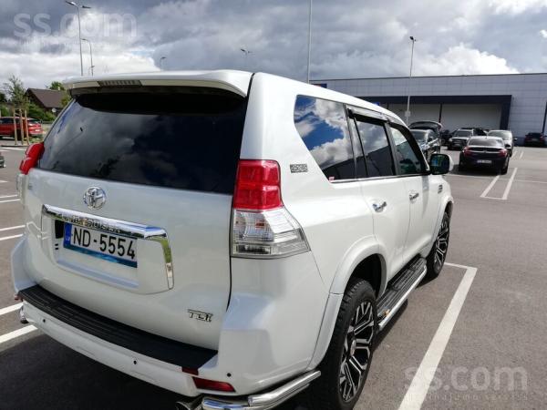 Toyota Land Cruiser 2010 in Dobele on AUTOMOTO.COM.LV White Toyota Land Cruiser 2010 in Dobele, with an engine capacity of 3.00 L and mileage of 288 thousand km for 20000 €, photo 6 on AUTOMOTO.COM.LV