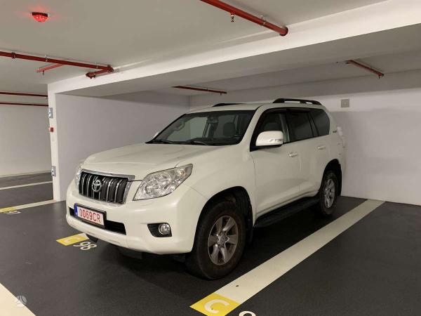 White Toyota Land Cruiser 2011 in Panevezys, with an engine capacity of 2.98 L and mileage of 306 thousand km for 17900 €, photo 1 on AUTOMOTO.COM.LV