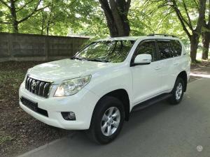 White Toyota Land Cruiser 2011 in Panevezys, with an engine capacity of 2.98 L and mileage of 306 thousand km for 17900 €, photo 3 on AUTOMOTO.COM.LV