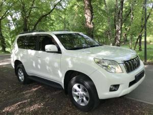 White Toyota Land Cruiser 2011 in Panevezys, with an engine capacity of 2.98 L and mileage of 306 thousand km for 17900 €, photo 5 on AUTOMOTO.COM.LV