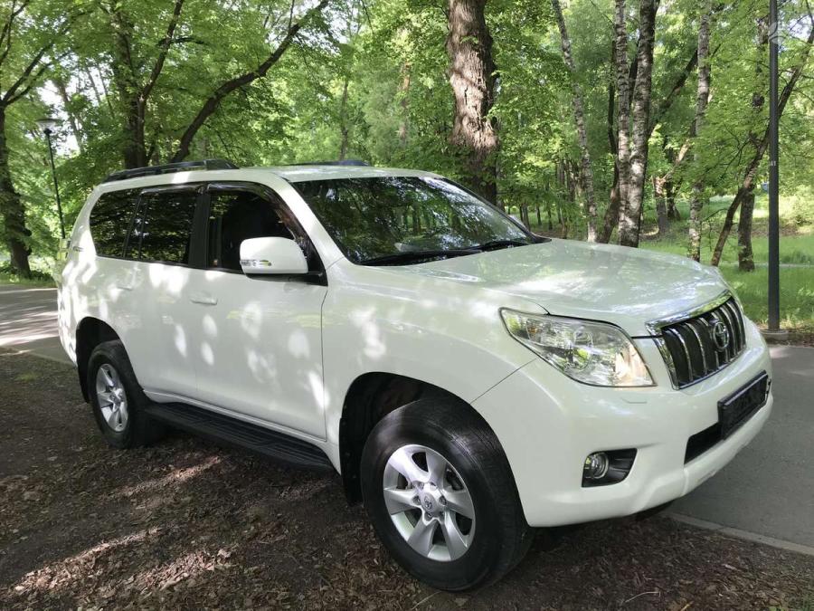 White Toyota Land Cruiser 2011 in Panevezys, with an engine capacity of 2.98 L and mileage of 306 thousand km for 17900 €, photo 5 on AUTOMOTO.COM.LV