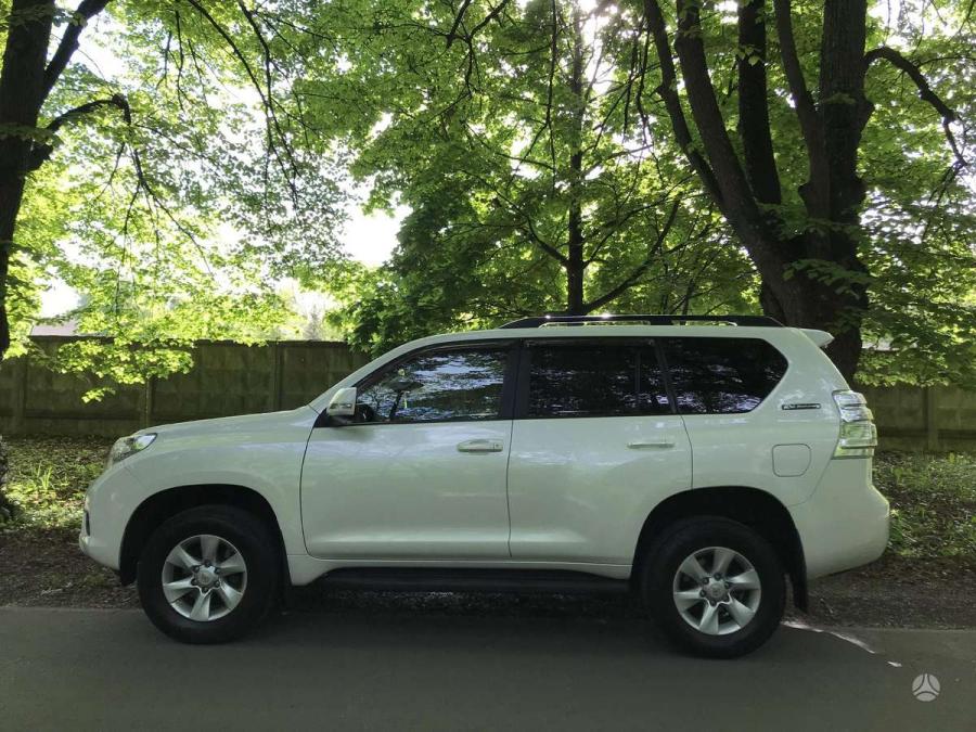 White Toyota Land Cruiser 2011 in Panevezys, with an engine capacity of 2.98 L and mileage of 306 thousand km for 17900 €, photo 6 on AUTOMOTO.COM.LV