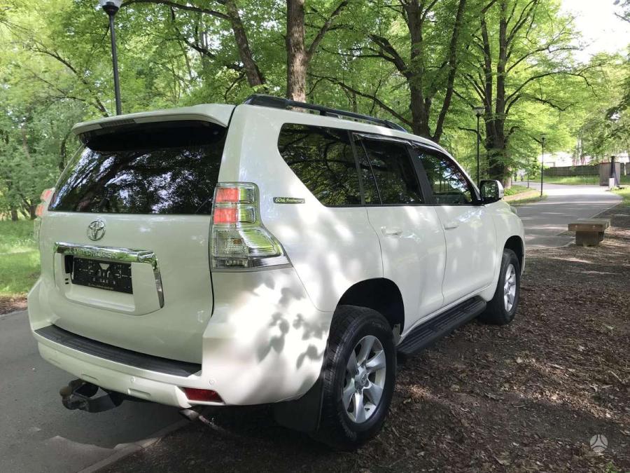 White Toyota Land Cruiser 2011 in Panevezys, with an engine capacity of 2.98 L and mileage of 306 thousand km for 17900 €, photo 7 on AUTOMOTO.COM.LV