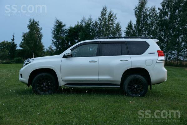 Balts Toyota Land Cruiser 2011 Cēsis, ar dzinēja tilpumu 3.00 L un nobraukumu 245 tūkst. km par 20500 €, foto 1 vietnē AUTOMOTO.COM.LV