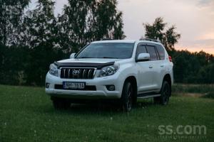 Balts Toyota Land Cruiser 2011 Cēsis, ar dzinēja tilpumu 3.00 L un nobraukumu 245 tūkst. km par 20500 €, foto 5 vietnē AUTOMOTO.COM.LV