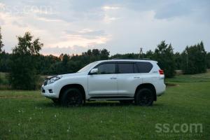 Balts Toyota Land Cruiser 2011 Cēsis, ar dzinēja tilpumu 3.00 L un nobraukumu 245 tūkst. km par 20500 €, foto 6 vietnē AUTOMOTO.COM.LV