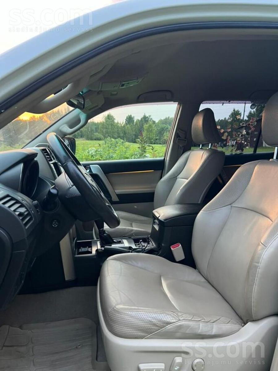Balts Toyota Land Cruiser 2011 Cēsis, ar dzinēja tilpumu 3.00 L un nobraukumu 245 tūkst. km par 20500 €, foto 7 vietnē AUTOMOTO.COM.LV
