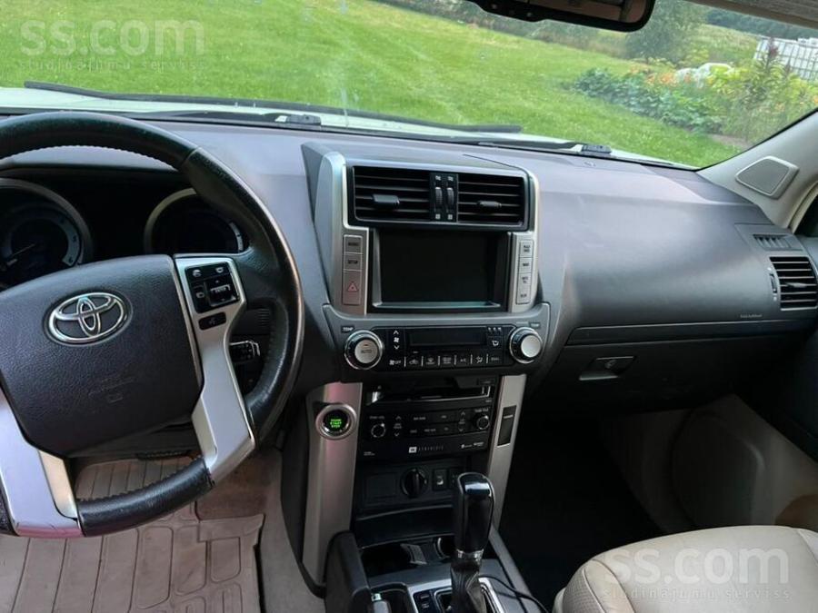 Balts Toyota Land Cruiser 2011 Cēsis, ar dzinēja tilpumu 3.00 L un nobraukumu 245 tūkst. km par 20500 €, foto 8 vietnē AUTOMOTO.COM.LV
