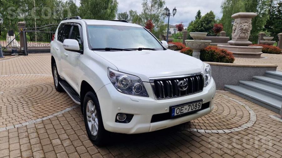 Balts Toyota Land Cruiser 2012 Rīga, ar dzinēja tilpumu 3.00 L un nobraukumu 263 tūkst. km par 22000 €, foto 1 vietnē AUTOMOTO.COM.LV