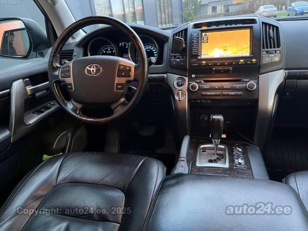 White Toyota Land Cruiser 2012 in Kuressaare, with an engine capacity of 4.50 L and mileage of 332 thousand km for 29990 €, photo 11 on AUTOMOTO.COM.LV