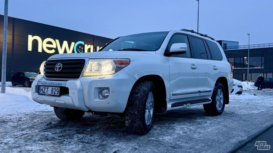 Balts Toyota Land Cruiser 2012 Kauņa, ar dzinēja tilpumu 4.50 L un nobraukumu 220 tūkst. km par 28000 €, foto 1 vietnē AUTOMOTO.COM.LV