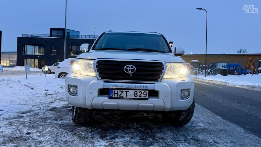 Balts Toyota Land Cruiser 2012 Kauņa, ar dzinēja tilpumu 4.50 L un nobraukumu 220 tūkst. km par 28000 €, foto 8 vietnē AUTOMOTO.COM.LV