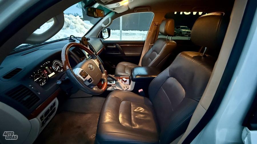 Balts Toyota Land Cruiser 2012 Kauņa, ar dzinēja tilpumu 4.50 L un nobraukumu 220 tūkst. km par 28000 €, foto 10 vietnē AUTOMOTO.COM.LV