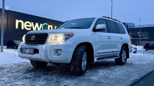 Balts Toyota Land Cruiser 2012 Kauņa, ar dzinēja tilpumu 4.46 L un nobraukumu 220 tūkst. km par 28000 €, foto  vietnē AUTOMOTO.COM.LV