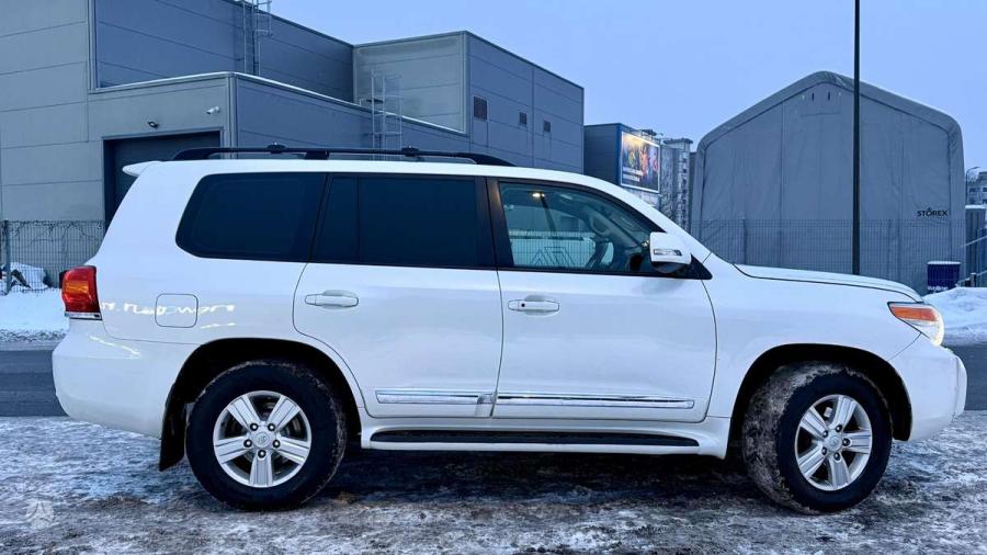 Balts Toyota Land Cruiser 2012 Kauņa, ar dzinēja tilpumu 4.46 L un nobraukumu 220 tūkst. km par 28000 €, foto 6 vietnē AUTOMOTO.COM.LV