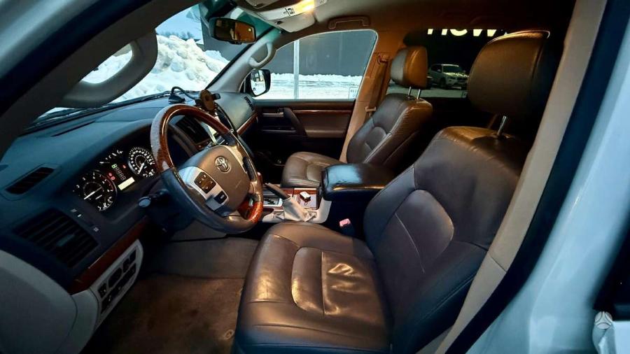 Balts Toyota Land Cruiser 2012 Kauņa, ar dzinēja tilpumu 4.46 L un nobraukumu 220 tūkst. km par 28000 €, foto 10 vietnē AUTOMOTO.COM.LV
