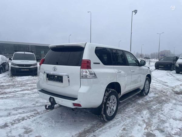 Balts Toyota Land Cruiser 2012 Kauņa, ar dzinēja tilpumu 2.98 L un nobraukumu 350 tūkst. km par 19300 €, foto 5 vietnē AUTOMOTO.COM.LV