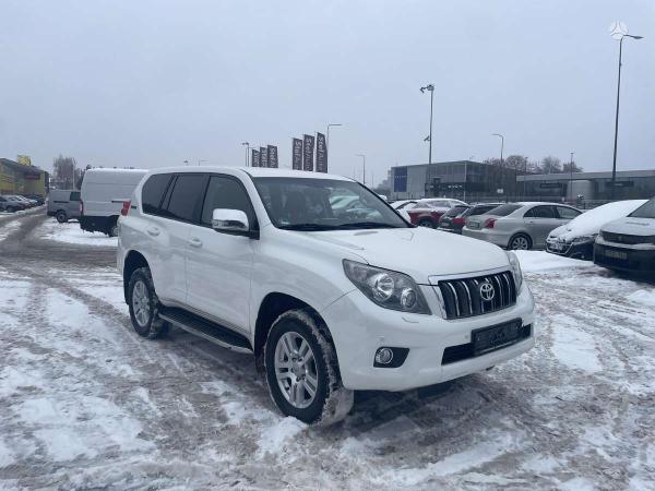 White Toyota Land Cruiser 2012 in Kaunas, with an engine capacity of 2.98 L and mileage of 350 thousand km for 18300 €, photo 3 on AUTOMOTO.COM.LV
