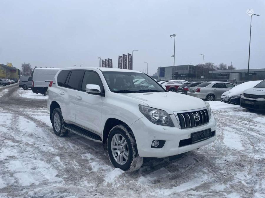 Balts Toyota Land Cruiser 2012 Kauņa, ar dzinēja tilpumu 2.98 L un nobraukumu 350 tūkst. km par 18300 €, foto 3 vietnē AUTOMOTO.COM.LV