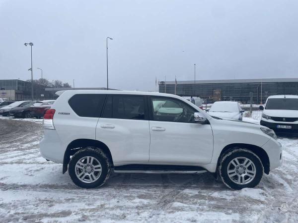 White Toyota Land Cruiser 2012 in Kaunas, with an engine capacity of 2.98 L and mileage of 350 thousand km for 18300 €, photo 4 on AUTOMOTO.COM.LV