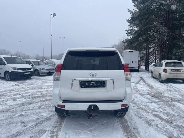 White Toyota Land Cruiser 2012 in Kaunas, with an engine capacity of 2.98 L and mileage of 350 thousand km for 18300 €, photo 6 on AUTOMOTO.COM.LV