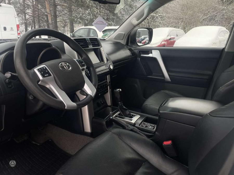 Balts Toyota Land Cruiser 2012 Kauņa, ar dzinēja tilpumu 2.98 L un nobraukumu 350 tūkst. km par 18300 €, foto 10 vietnē AUTOMOTO.COM.LV