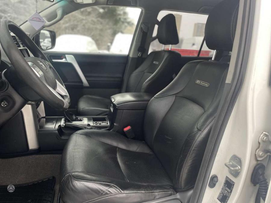 Balts Toyota Land Cruiser 2012 Kauņa, ar dzinēja tilpumu 2.98 L un nobraukumu 350 tūkst. km par 18300 €, foto 20 vietnē AUTOMOTO.COM.LV