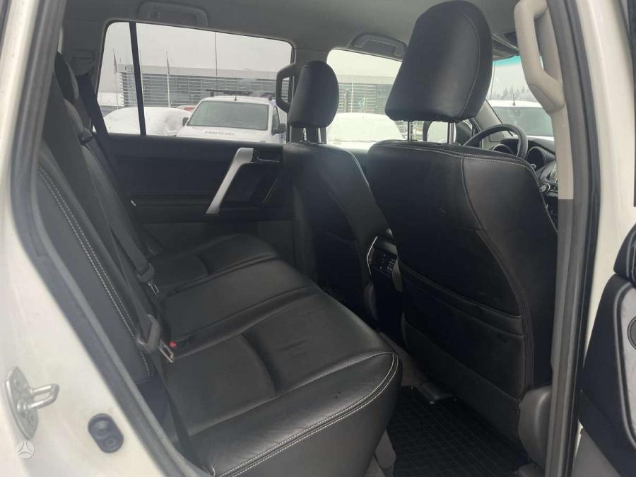 Balts Toyota Land Cruiser 2012 Kauņa, ar dzinēja tilpumu 2.98 L un nobraukumu 350 tūkst. km par 18300 €, foto 23 vietnē AUTOMOTO.COM.LV