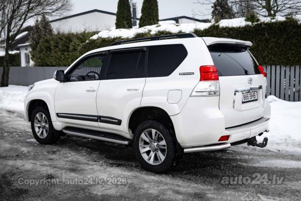White Toyota Land Cruiser 2012 in Tallinn, with an engine capacity of 3.00 L and mileage of 209 thousand km for 27900 €, photo 2 on AUTOMOTO.COM.LV
