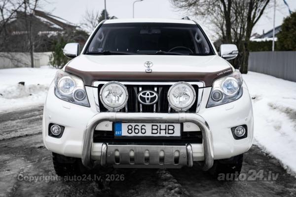 White Toyota Land Cruiser 2012 in Tallinn, with an engine capacity of 3.00 L and mileage of 209 thousand km for 27900 €, photo 7 on AUTOMOTO.COM.LV