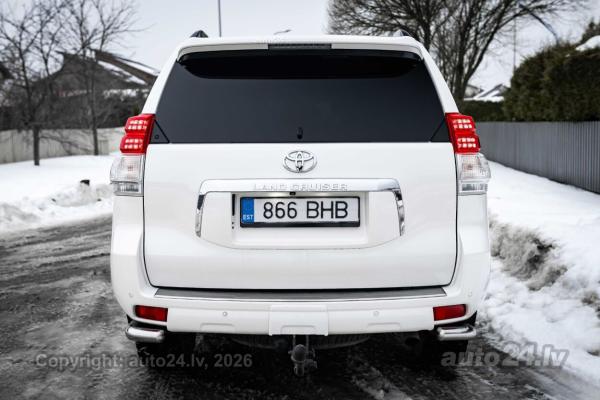 White Toyota Land Cruiser 2012 in Tallinn, with an engine capacity of 3.00 L and mileage of 209 thousand km for 27900 €, photo 8 on AUTOMOTO.COM.LV