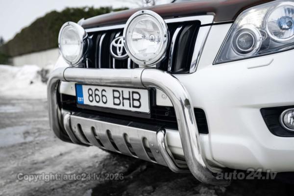 White Toyota Land Cruiser 2012 in Tallinn, with an engine capacity of 3.00 L and mileage of 209 thousand km for 27900 €, photo 9 on AUTOMOTO.COM.LV