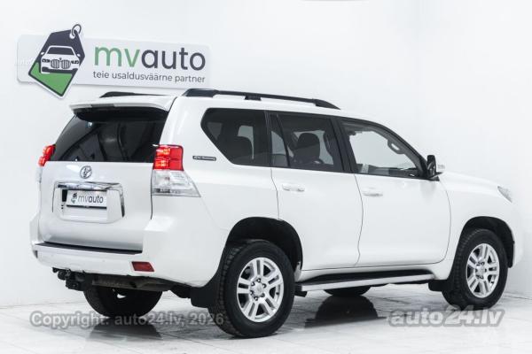Balts Toyota Land Cruiser 2012 Tallina, ar dzinēja tilpumu 3.00 L un nobraukumu 201 tūkst. km par 24990 €, foto 2 vietnē AUTOMOTO.COM.LV