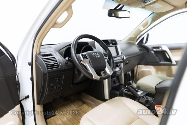 Balts Toyota Land Cruiser 2012 Tallina, ar dzinēja tilpumu 3.00 L un nobraukumu 201 tūkst. km par 24990 €, foto 11 vietnē AUTOMOTO.COM.LV