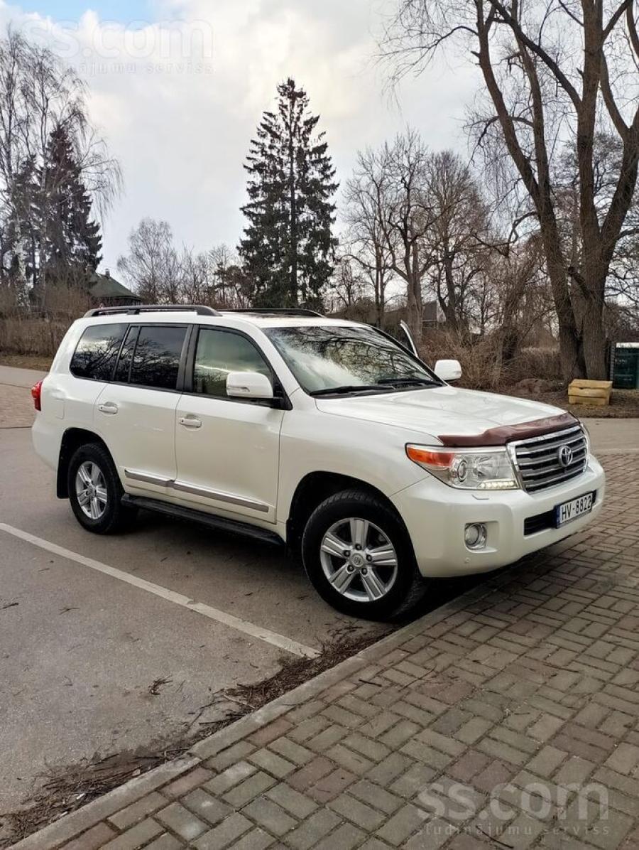 White Toyota Land Cruiser 2012 in Riga, with an engine capacity of 4.50 L and mileage of 298 thousand km for 29100 €, photo 1 on AUTOMOTO.COM.LV