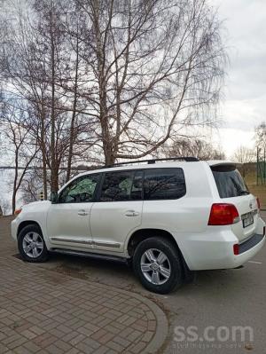 White Toyota Land Cruiser 2012 in Riga, with an engine capacity of 4.50 L and mileage of 298 thousand km for 29100 €, photo 2 on AUTOMOTO.COM.LV