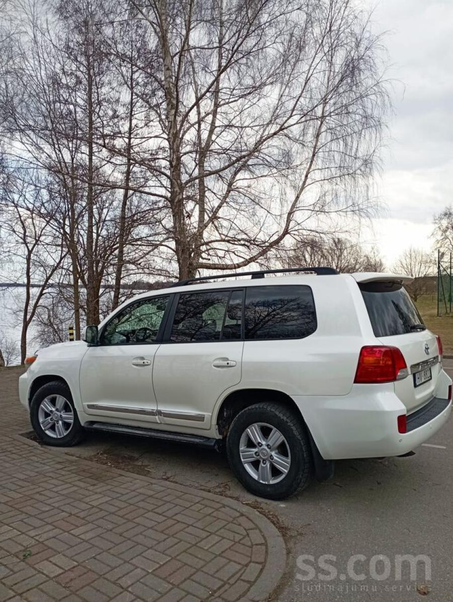 White Toyota Land Cruiser 2012 in Riga, with an engine capacity of 4.50 L and mileage of 298 thousand km for 29100 €, photo 2 on AUTOMOTO.COM.LV