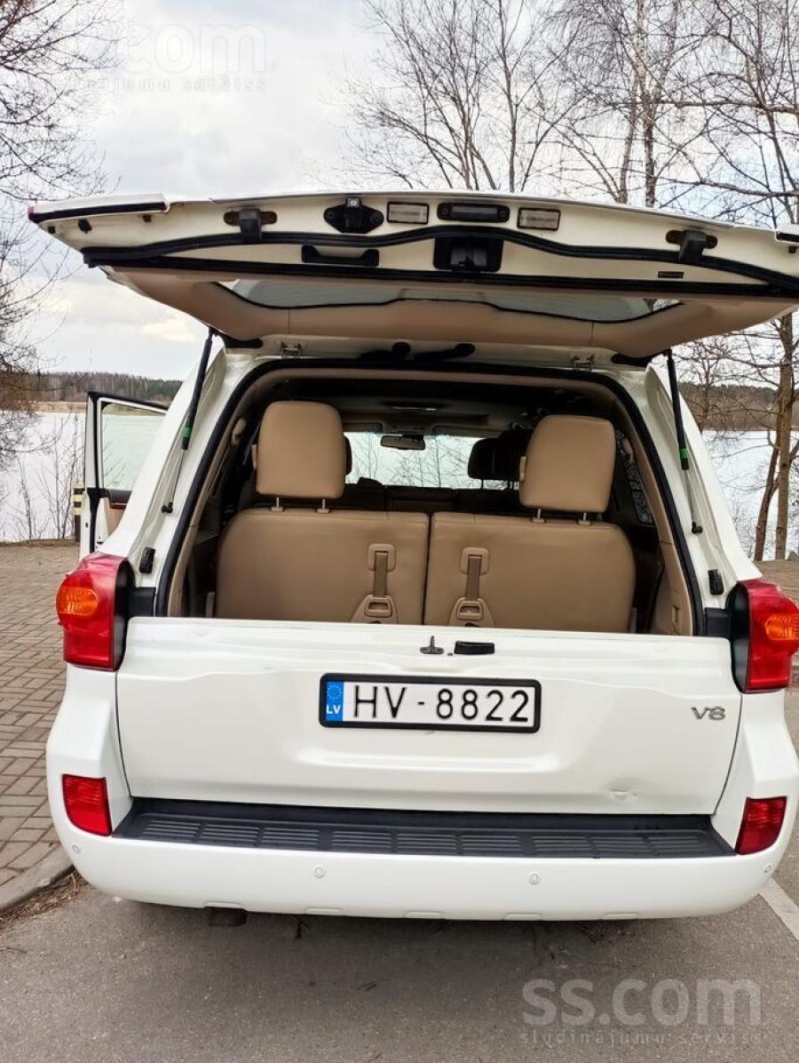 White Toyota Land Cruiser 2012 in Riga, with an engine capacity of 4.50 L and mileage of 298 thousand km for 29100 €, photo 3 on AUTOMOTO.COM.LV