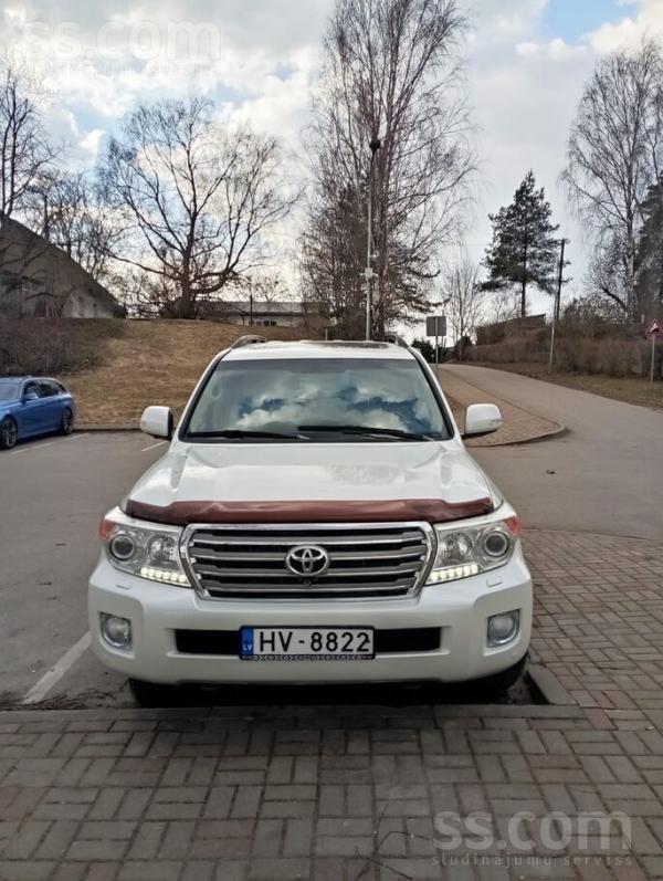 White Toyota Land Cruiser 2012 in Riga, with an engine capacity of 4.50 L and mileage of 298 thousand km for 29100 €, photo 4 on AUTOMOTO.COM.LV