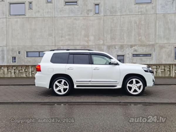 Balts Toyota Land Cruiser 2012 Tallina, ar dzinēja tilpumu 4.50 L un nobraukumu 218 tūkst. km par 28888 €, foto 2 vietnē AUTOMOTO.COM.LV