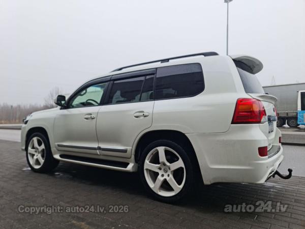 Balts Toyota Land Cruiser 2012 Tallina, ar dzinēja tilpumu 4.50 L un nobraukumu 218 tūkst. km par 28888 €, foto 4 vietnē AUTOMOTO.COM.LV