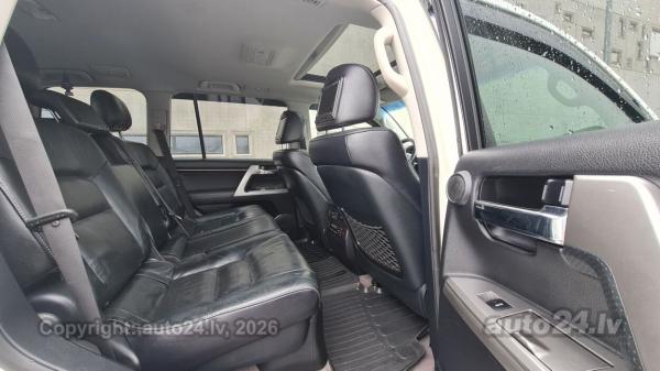 Balts Toyota Land Cruiser 2012 Tallina, ar dzinēja tilpumu 4.50 L un nobraukumu 218 tūkst. km par 28888 €, foto 8 vietnē AUTOMOTO.COM.LV