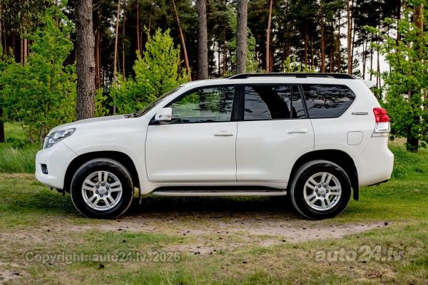 White Toyota Land Cruiser 2012 in Parnu, with an engine capacity of 3.00 L and mileage of 157 thousand km for 26000 €, photo 4 on AUTOMOTO.COM.LV