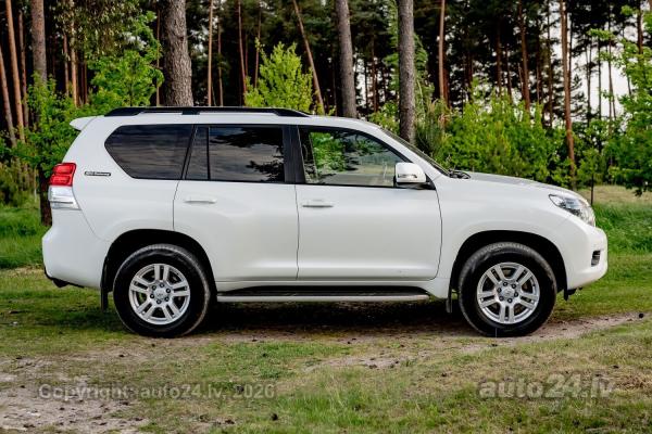 White Toyota Land Cruiser 2012 in Parnu, with an engine capacity of 3.00 L and mileage of 157 thousand km for 26000 €, photo 7 on AUTOMOTO.COM.LV