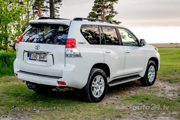 White Toyota Land Cruiser 2012 in Parnu, with an engine capacity of 3.00 L and mileage of 157 thousand km for 26000 €, photo 8 on AUTOMOTO.COM.LV