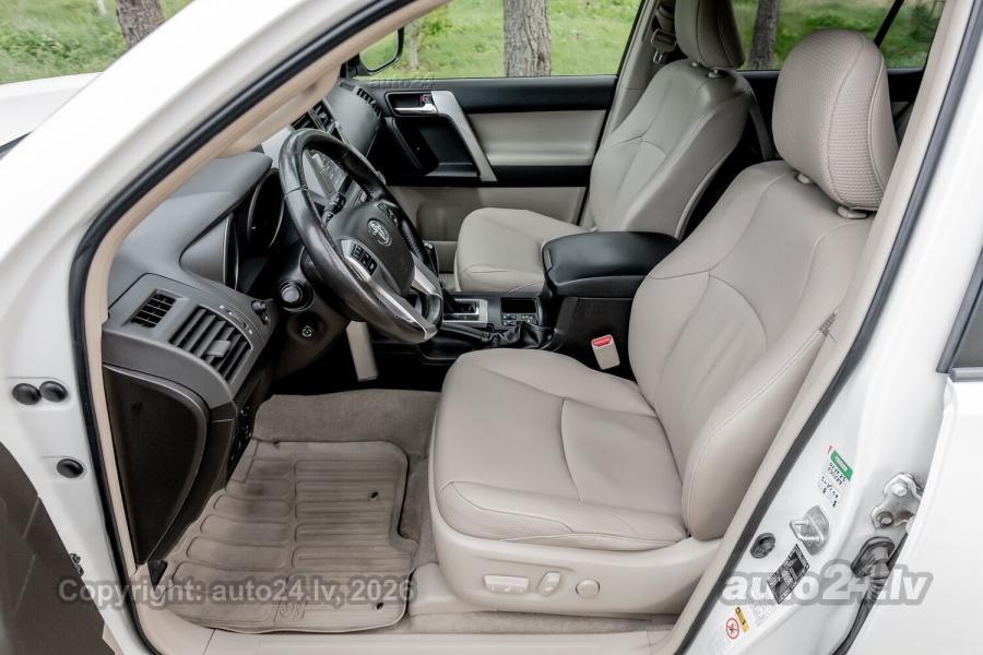 Balts Toyota Land Cruiser 2012 Pērnava, ar dzinēja tilpumu 3.00 L un nobraukumu 157 tūkst. km par 26000 €, foto 12 vietnē AUTOMOTO.COM.LV