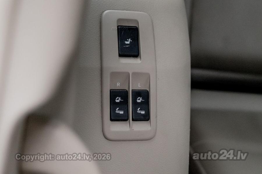 Balts Toyota Land Cruiser 2012 Pērnava, ar dzinēja tilpumu 3.00 L un nobraukumu 157 tūkst. km par 26000 €, foto 18 vietnē AUTOMOTO.COM.LV