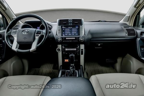 White Toyota Land Cruiser 2012 in Parnu, with an engine capacity of 3.00 L and mileage of 158 thousand km for 29900 €, photo 4 on AUTOMOTO.COM.LV