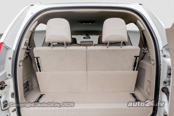White Toyota Land Cruiser 2012 in Parnu, with an engine capacity of 3.00 L and mileage of 158 thousand km for 29900 €, photo 6 on AUTOMOTO.COM.LV